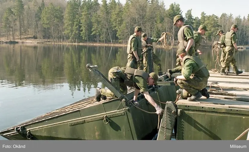 Ponton 100. Arbete med ramppontonen, Ing 2. - Miliseum / DigitaltMuseum