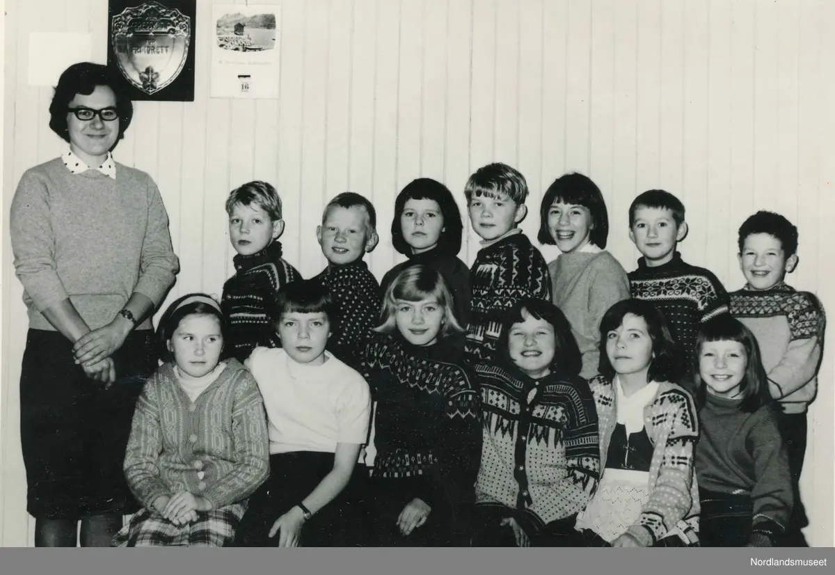 Elever og lærer ved Saursfjord skole. Lærer Elin Elvegaard. Elevene i ...