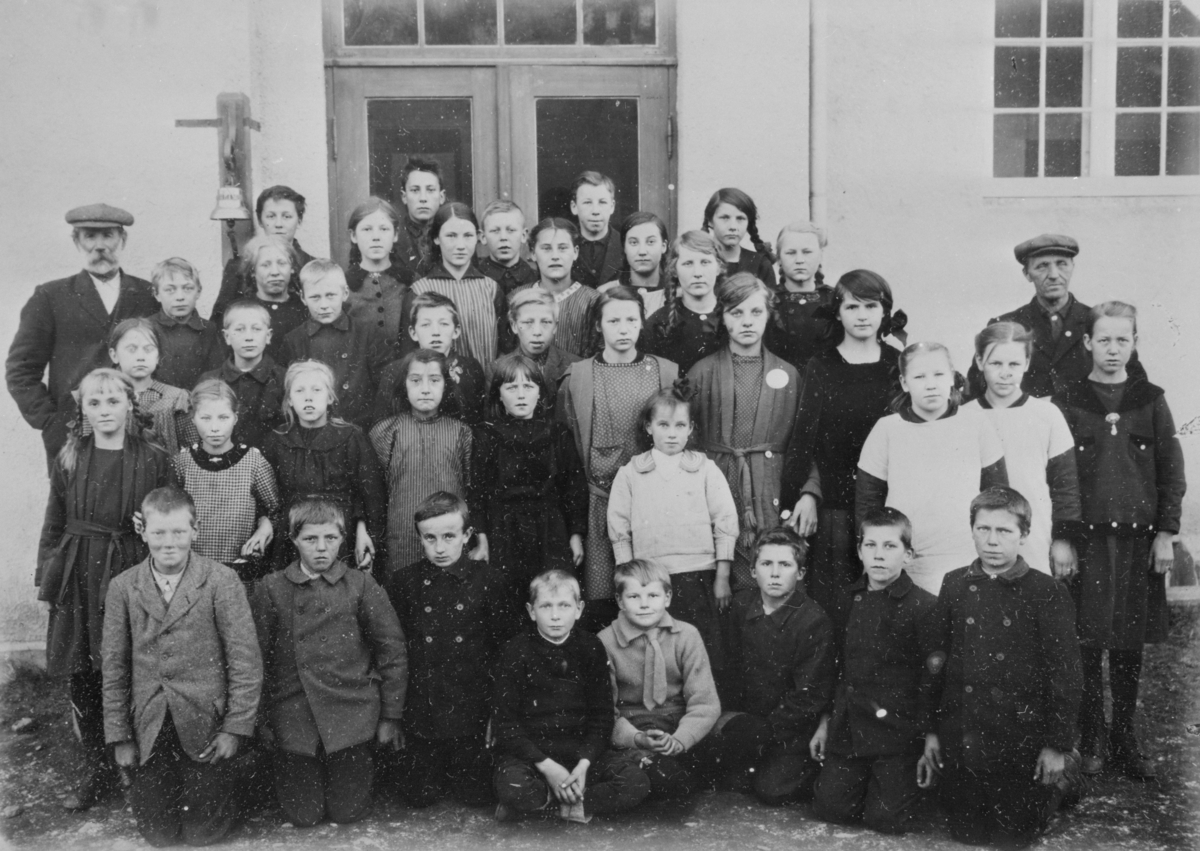Elever og lærere ved Vidarheim skole - Maihaugen / DigitaltMuseum Elever og lærere ved Vidarheim skole - Maihaugen / DigitaltMuseum