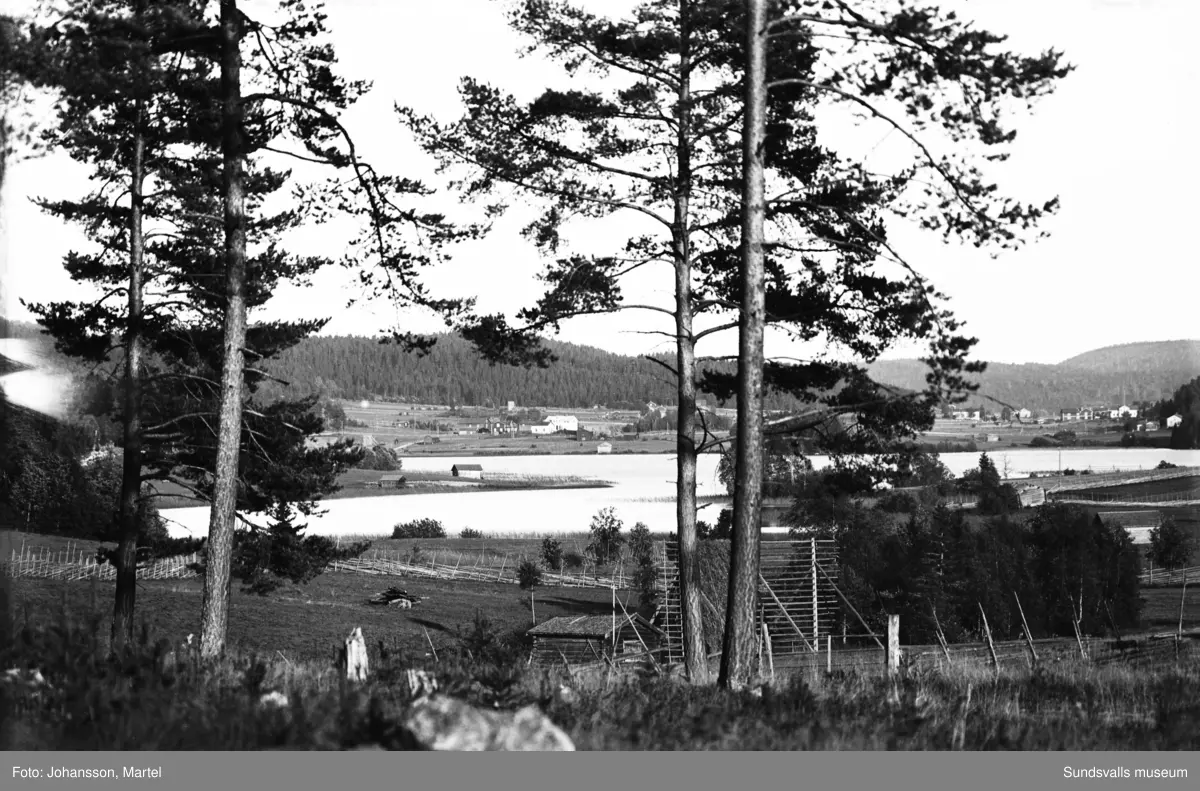 Vy mot sydost från Fjolsta, över Vikarn vid Klasviken, mot Skedvik och ...