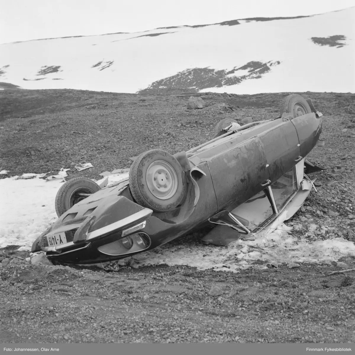 Foto av bil som har kjørt utfor veien. Bilen har skiltnummer Y-1419 og ...