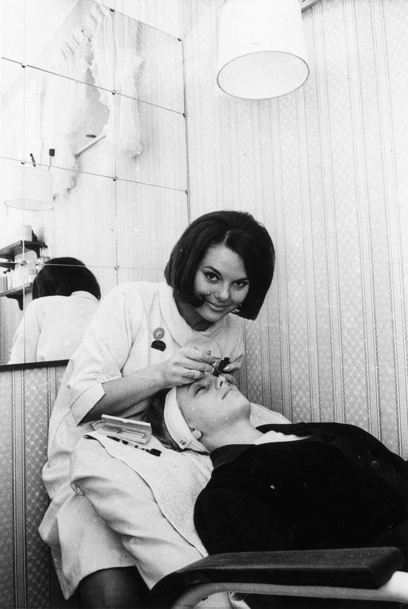 Siv Åberg, Fröken Sverige 1964, inför reportage på Salong Konvalj i ...