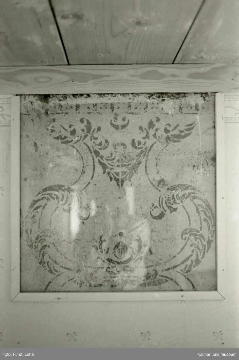 Del av tapet, inramad med glas och list. - Kalmar läns museum ...
