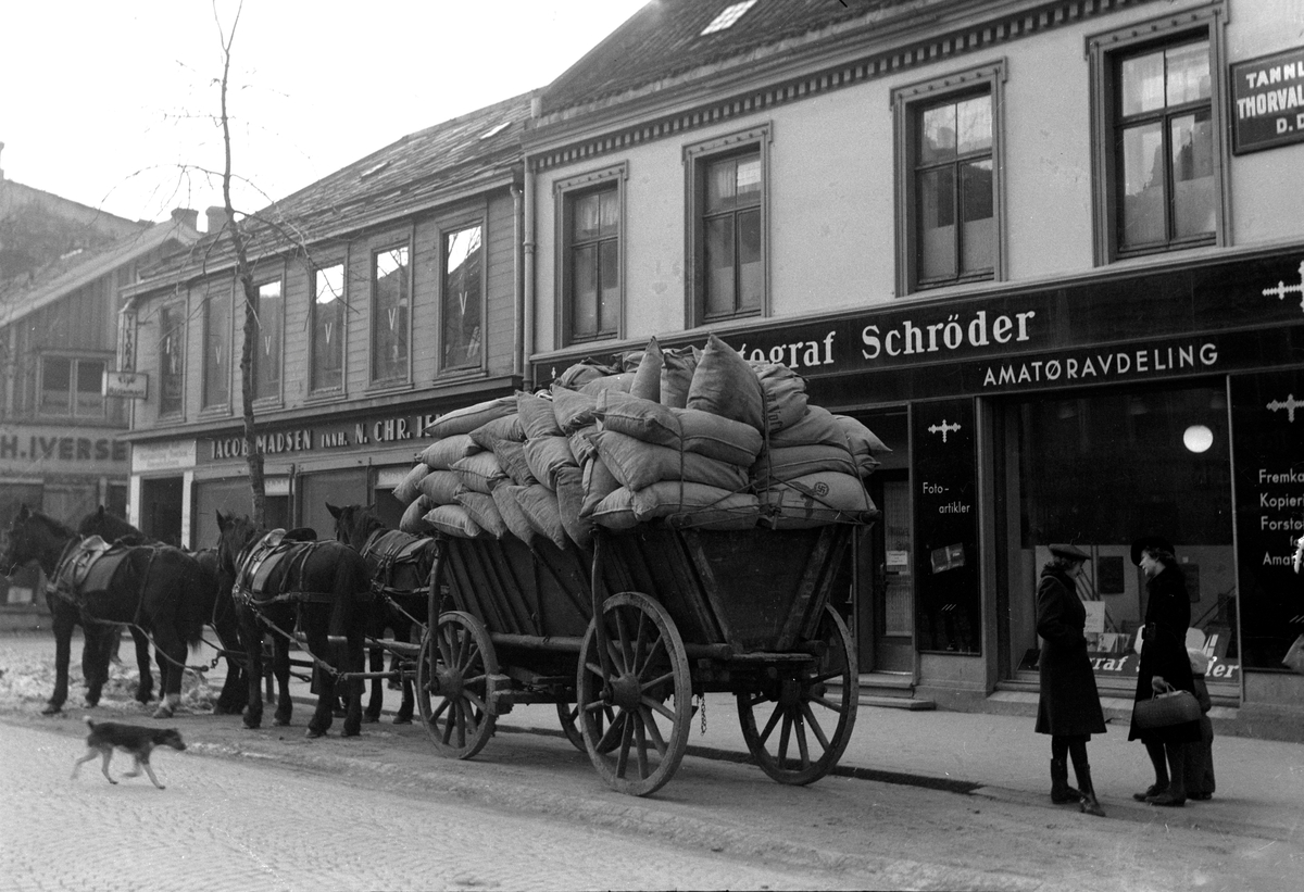 Gatebilde i Nordre gate fra 2. verdenskrig. Tyske vogner står foran ...