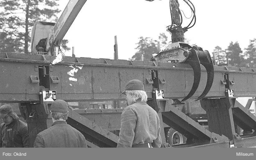 Byggnation av Medium Girder Bridge (MGB). - Miliseum / DigitaltMuseum