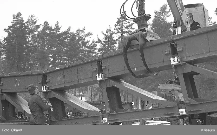 Byggnation av Medium Girder Bridge (MGB). - Miliseum / DigitaltMuseum