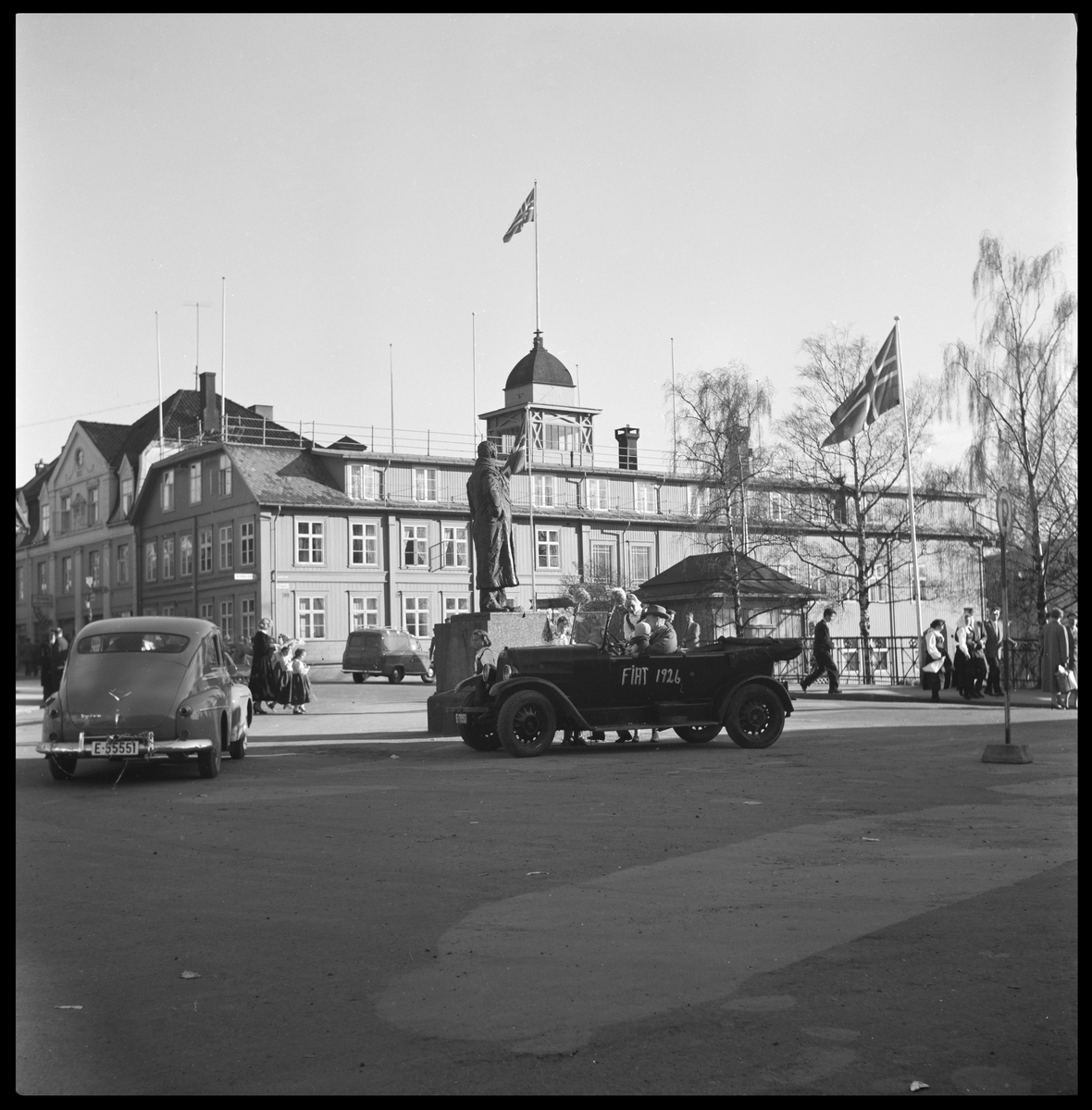 Lilletorget på Lillehammer, flagget er heist, folk i bunad og dress. To ... Lilletorget på Lillehammer, flagget er heist, folk i bunad og dress. To ...