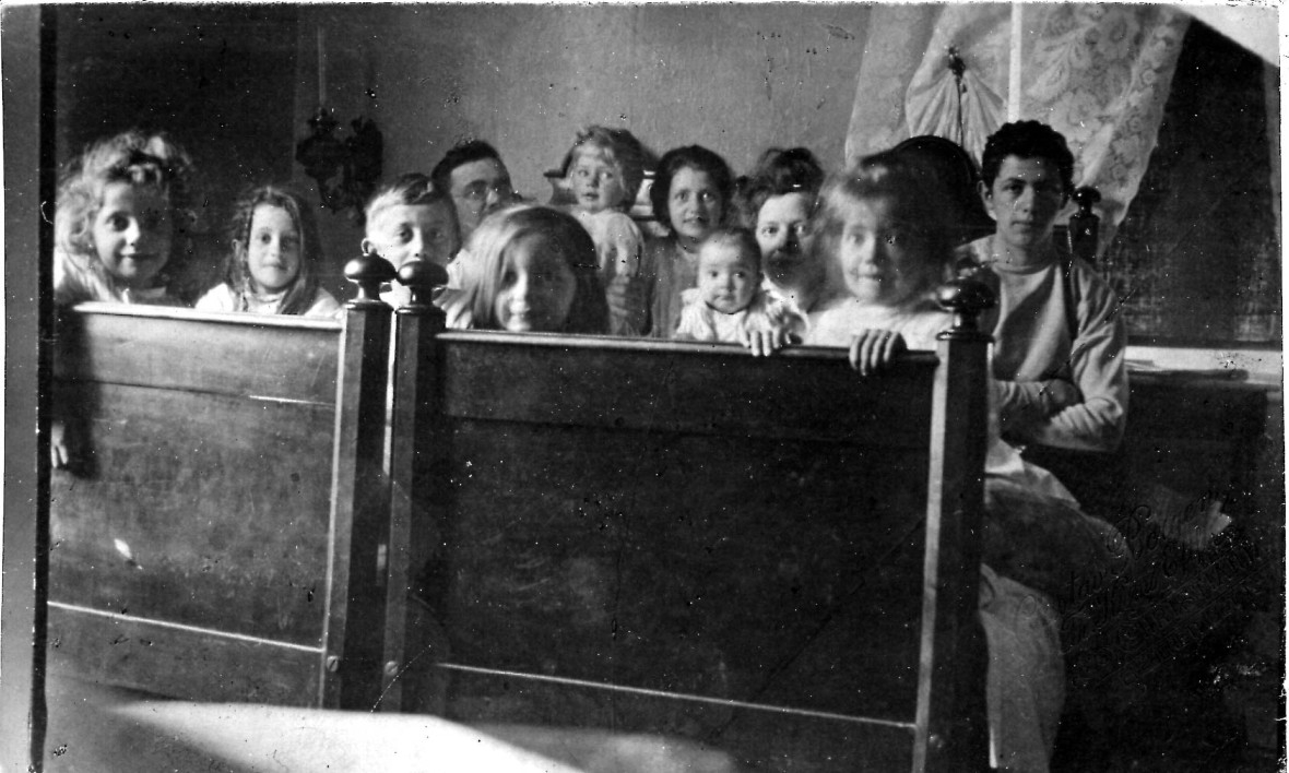 Christian og Maren Frederiksen med ni av sine barn i senga på ...