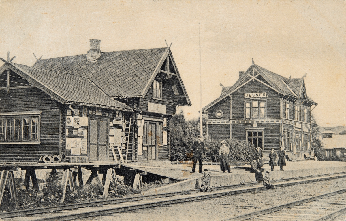 Postkort, Ringsaker, Furnes, Jessnes stasjon, stasjonsmesteren med ...