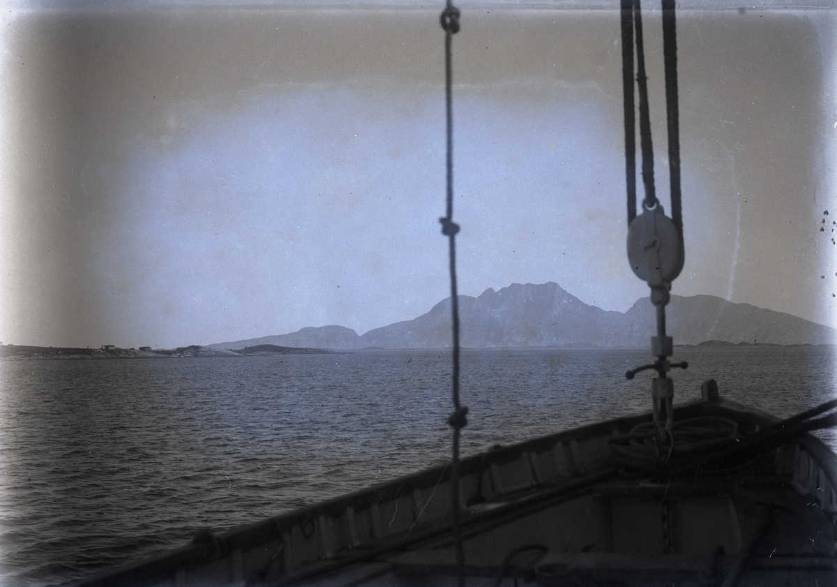 Hytter på Svalbard sett fra båt. Bildet var i boksen SVB 3003 ...