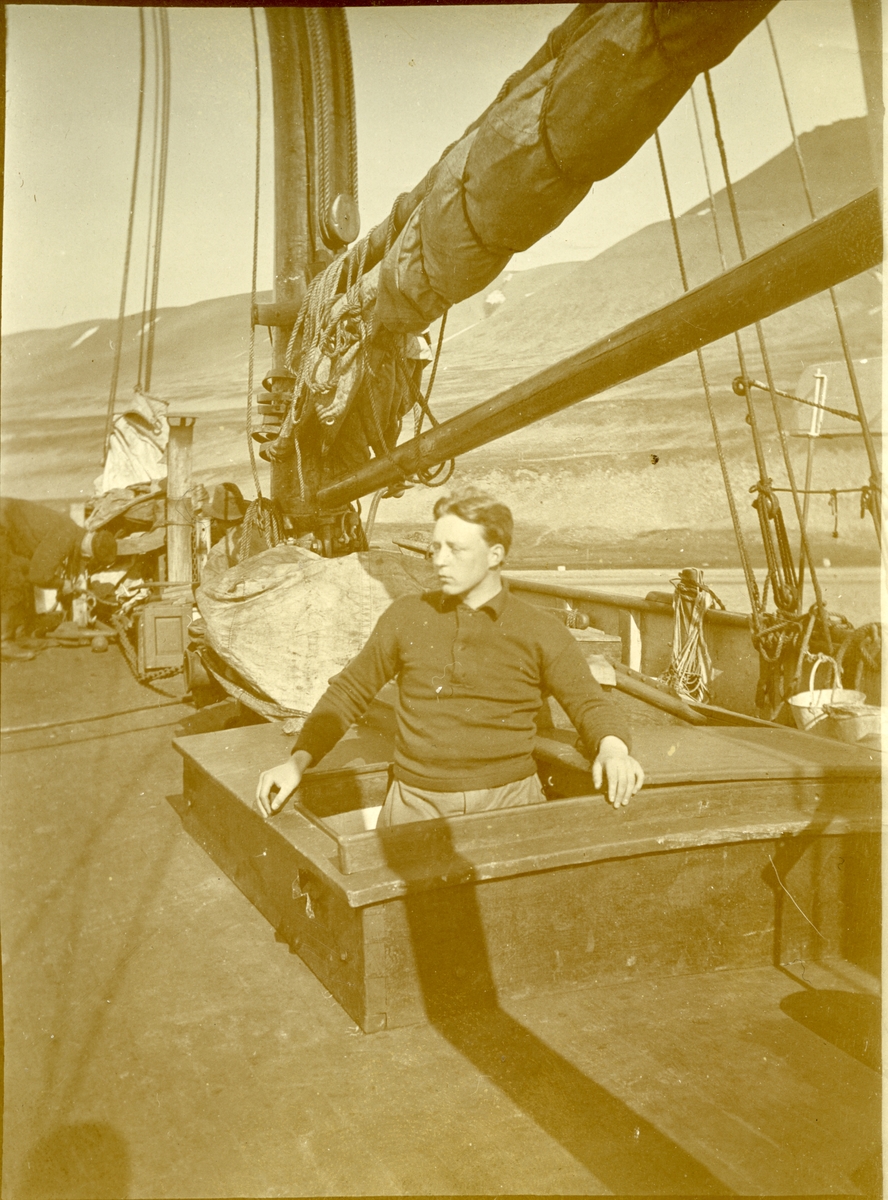 Jens Kristoffer Bay (født 1891) bodde i Longyear City i 1914/15. Her er ...