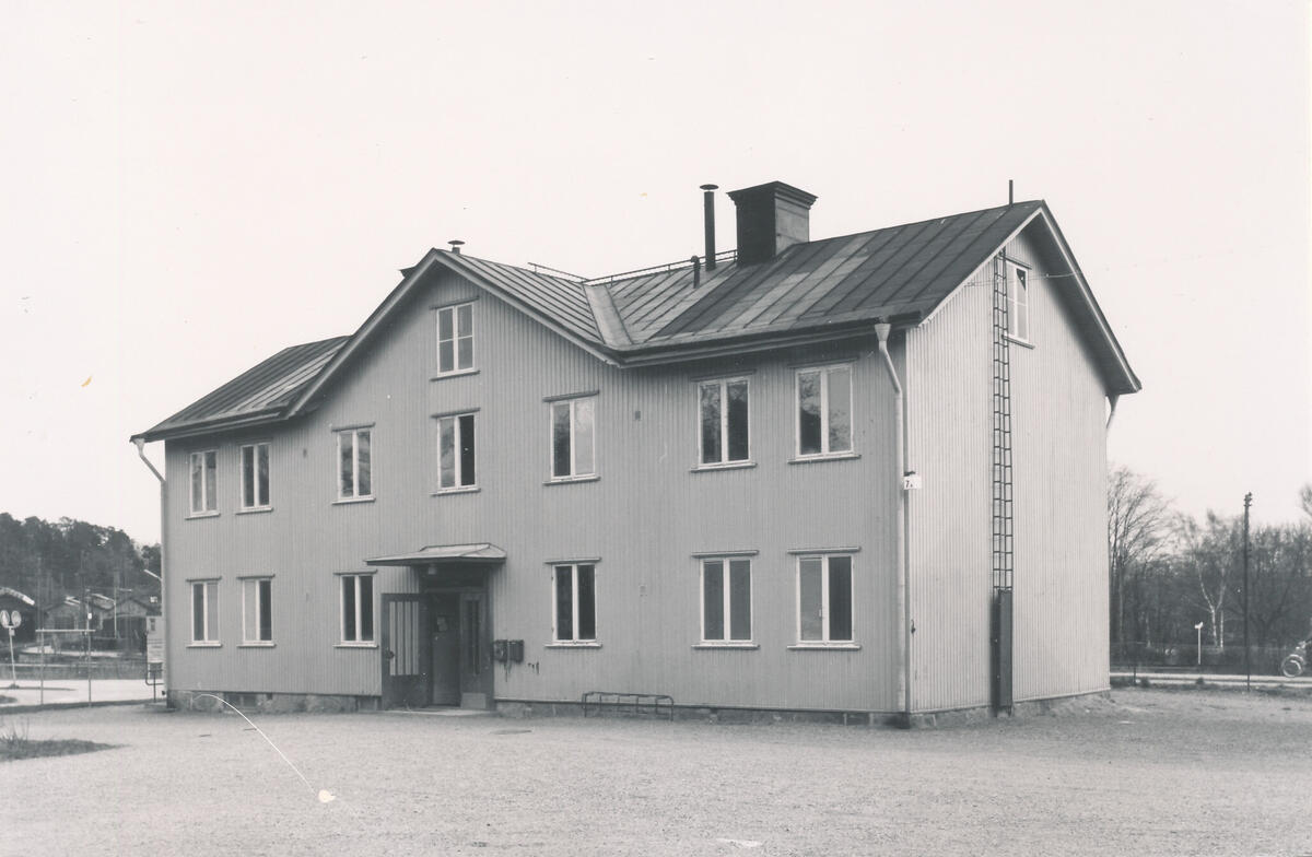 Torsvägen 71 i kvarteret Instrumentet, i Igelboda. Fasad från norr ...