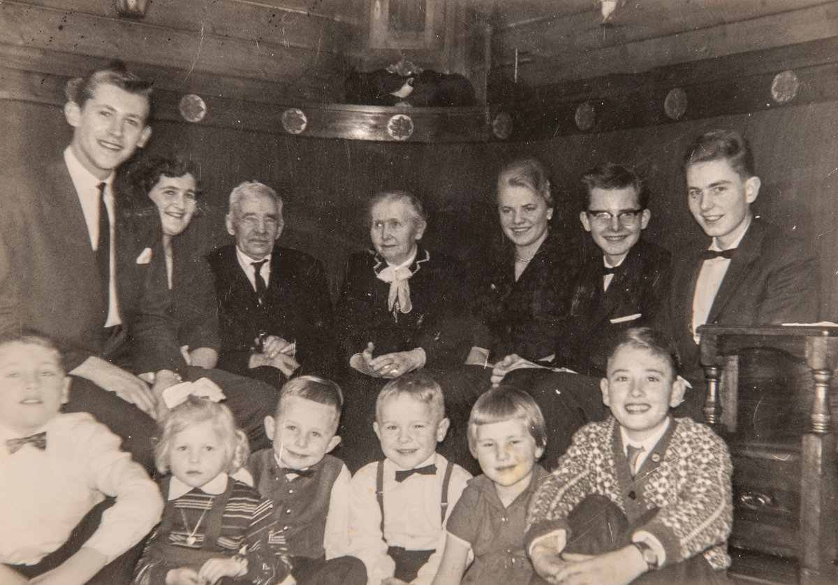 Bilde fra Tor Torbjørnsens konfirmasjon i 1961. Konfirmasjonen ble ...