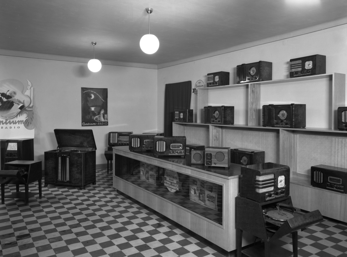 Centrum radio visar upp 1939-års nya apparater. - Värmlands Museum ...