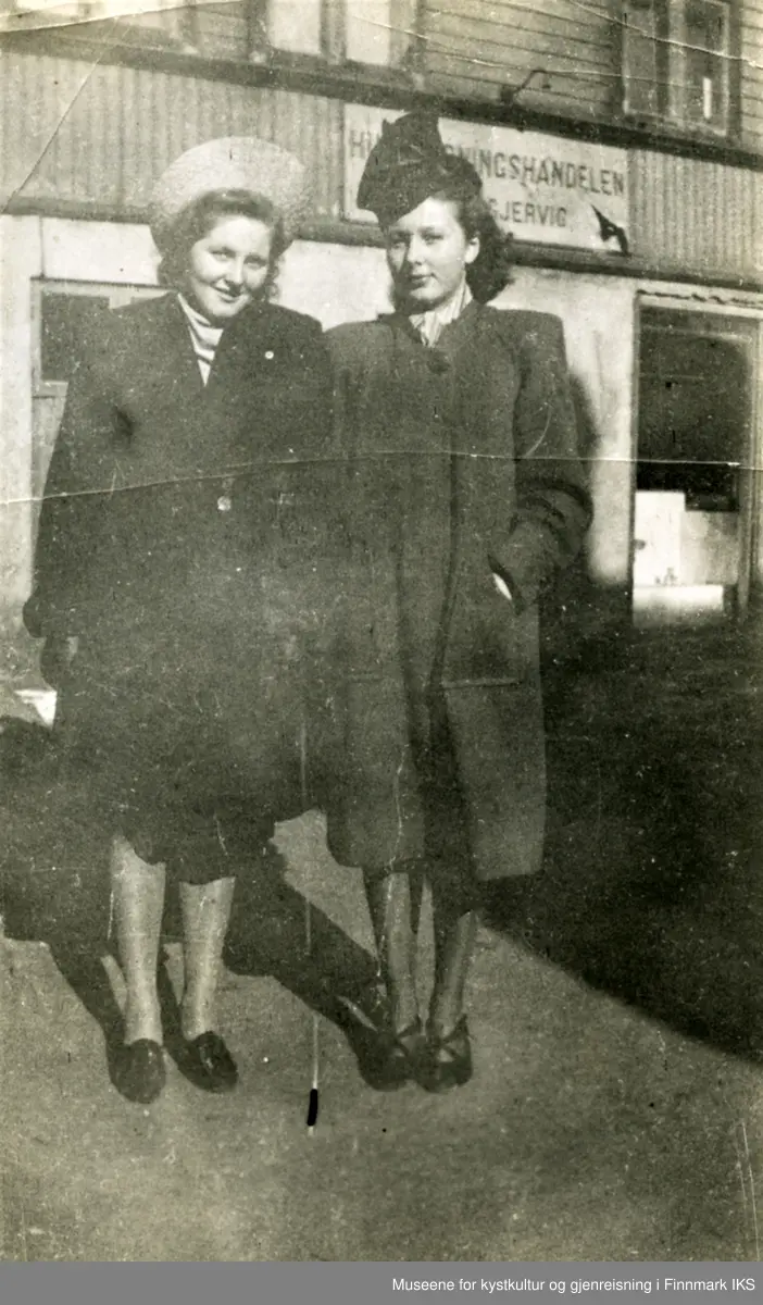 Honningsvåg. Gunvor (t.v.) og Elly Hartvigsen utenfor Knut Gjervigs ...