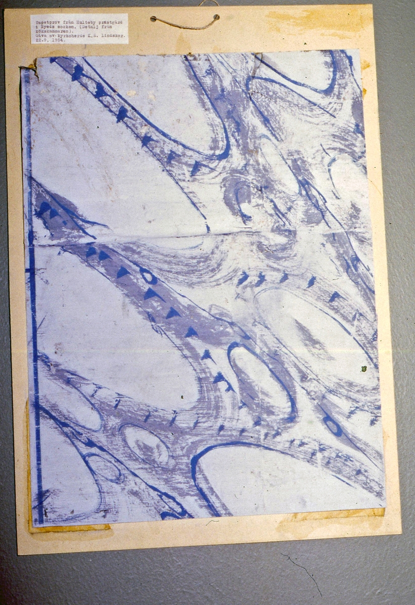 Tapetprov från Hulteby prästgård i Nyeds socken, marmorerad ...