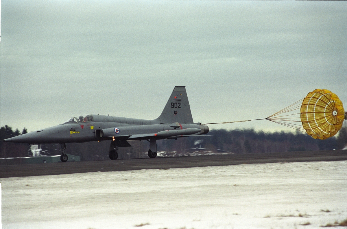 Northrop F-5A Freedom Fighter 902 lander Rygge, med bremseskjerm ...