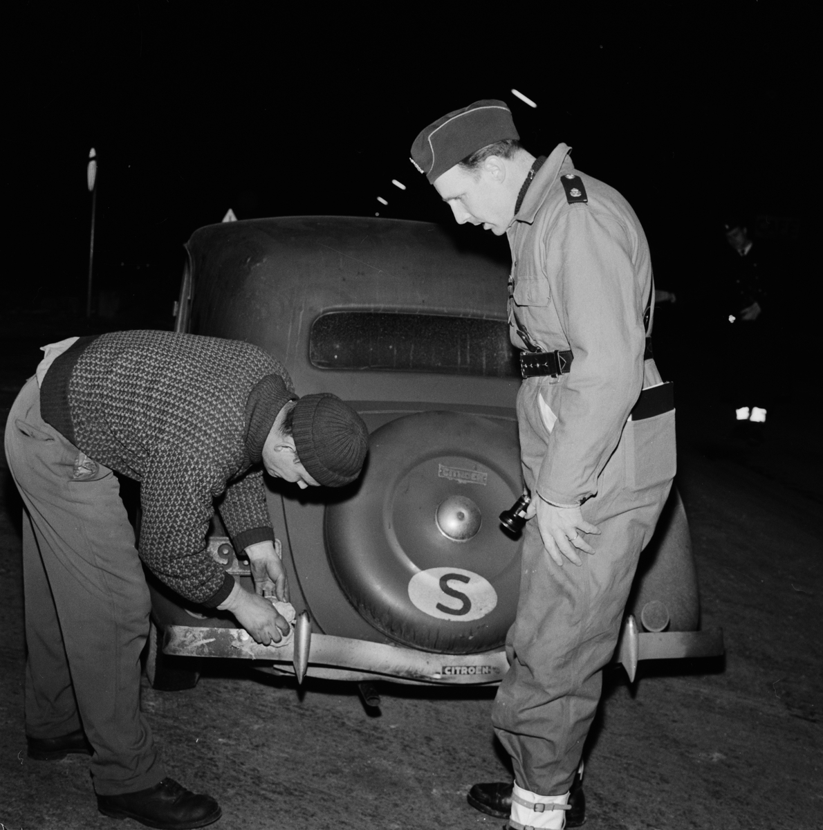 Trafikkontroll - polisman Rudolf Bredh och bilförare S. Söderlund ...