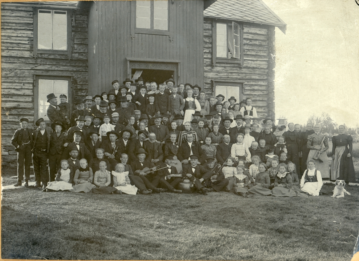 Bryllupsfølge i bryllupet til Olava og Johannes Reitan på tunet på ...