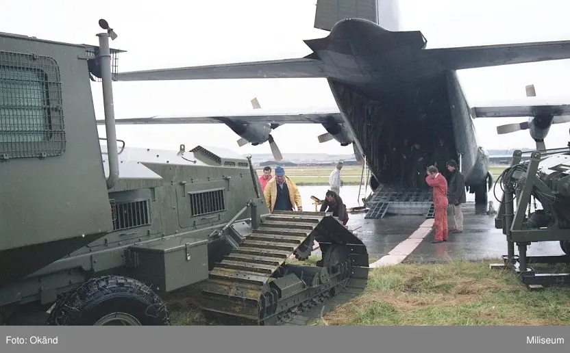 Lastning av AARDVARK. Flygplan C-130 Hercules på Aberdeen flygfält ...