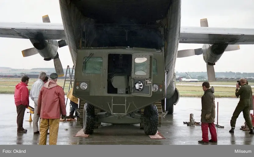 Lastning av AARDVARK. Flygplan C-130 Hercules på Aberdeen flygfält ...