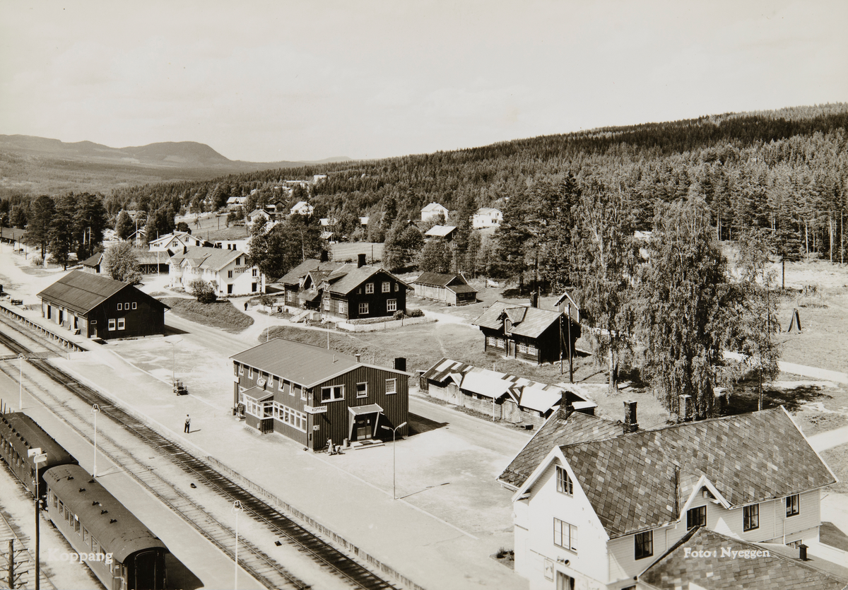 Postkort, Koppang stasjon, jernbanestasjon, stasjonsbygning ...