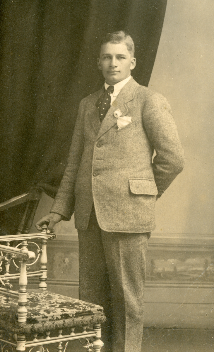 Portrettfoto av mann i atelier - Bø Museum / DigitaltMuseum