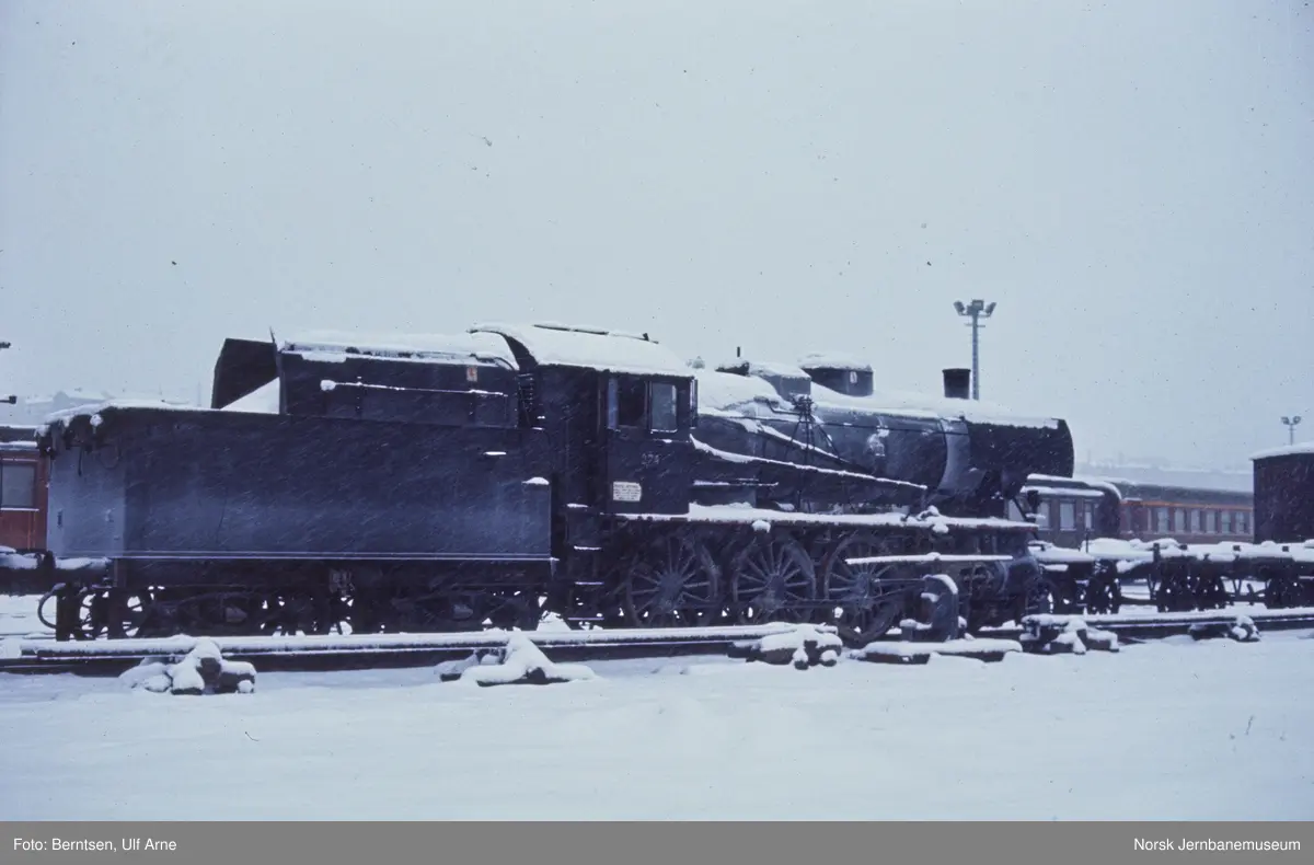 Utrangert damplokomotiv type 30a nr. 274 på NSBs verksted på Grorud ...