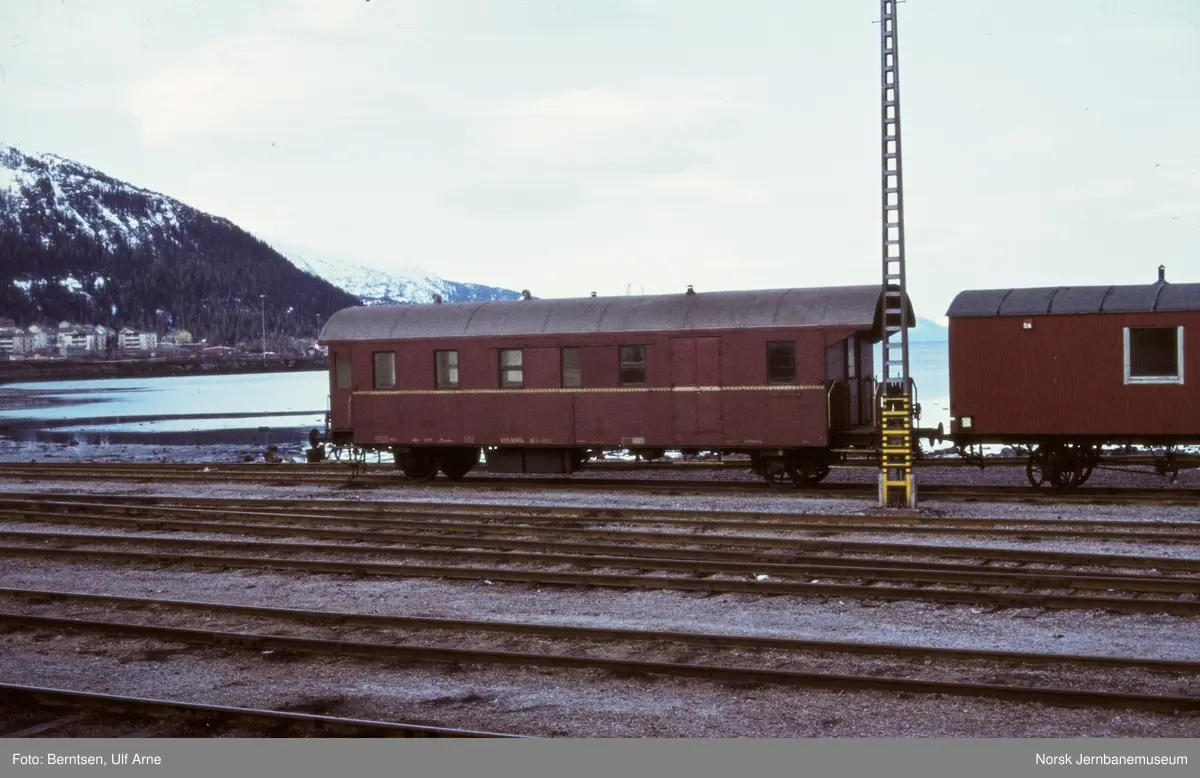 Kombinert person-, reisegods- og konduktørvogn litra BFV på Mo i Rana ...