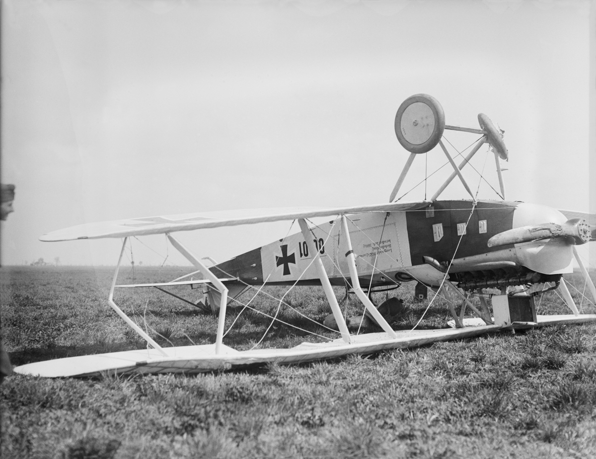 Havererat militärt flygplan Rumpler C.VII märkt nummer 00.01 ...