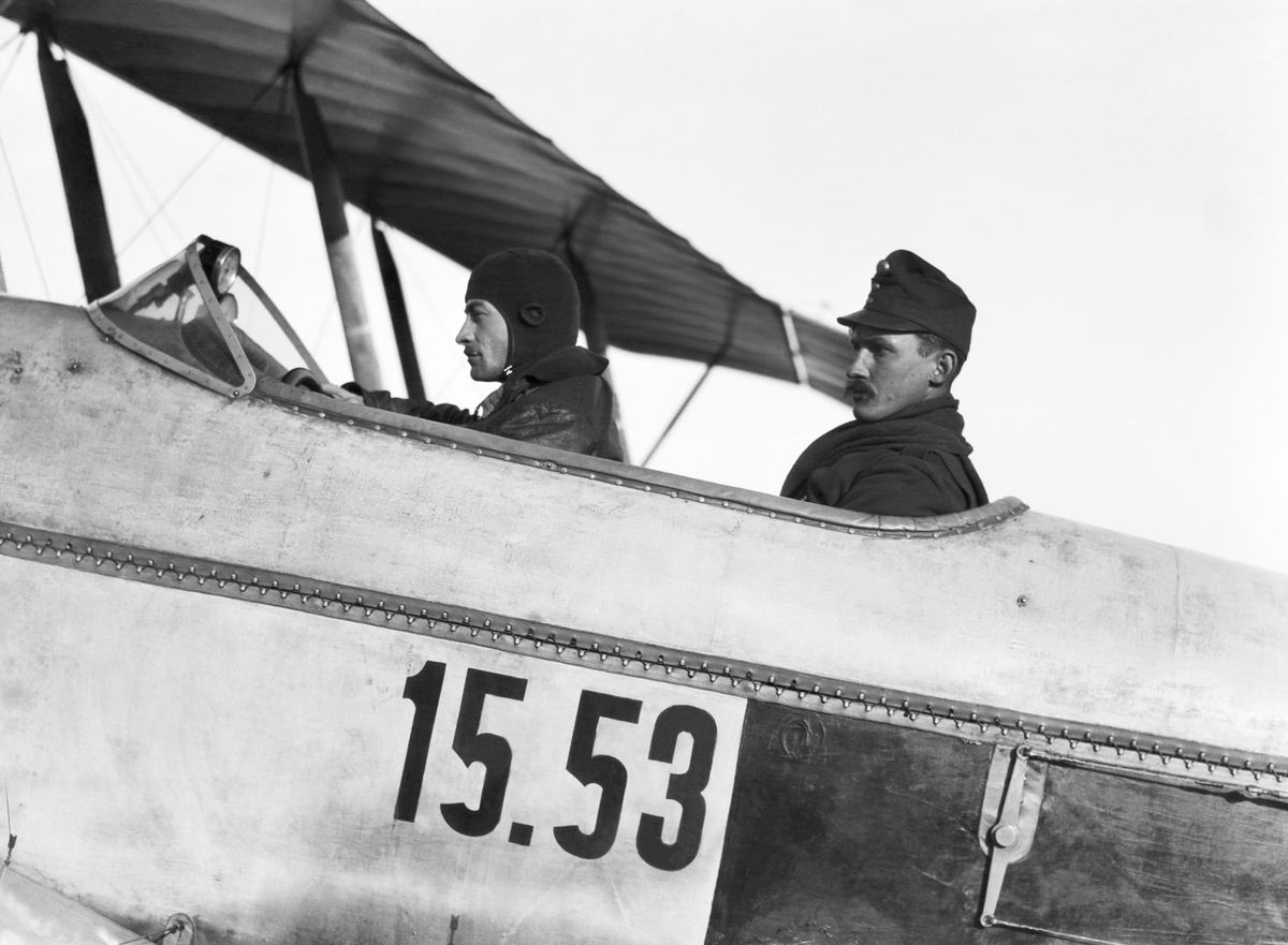 Två flygare i militärt flygplan Lohner B.IV nummer 15.53 tillhörande ...