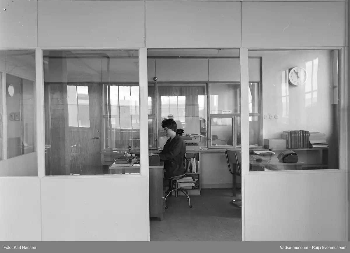 Resepsjonen i Telegrafverkets bygg i Vadsø. Bygget ble reist 1952-54 og ...