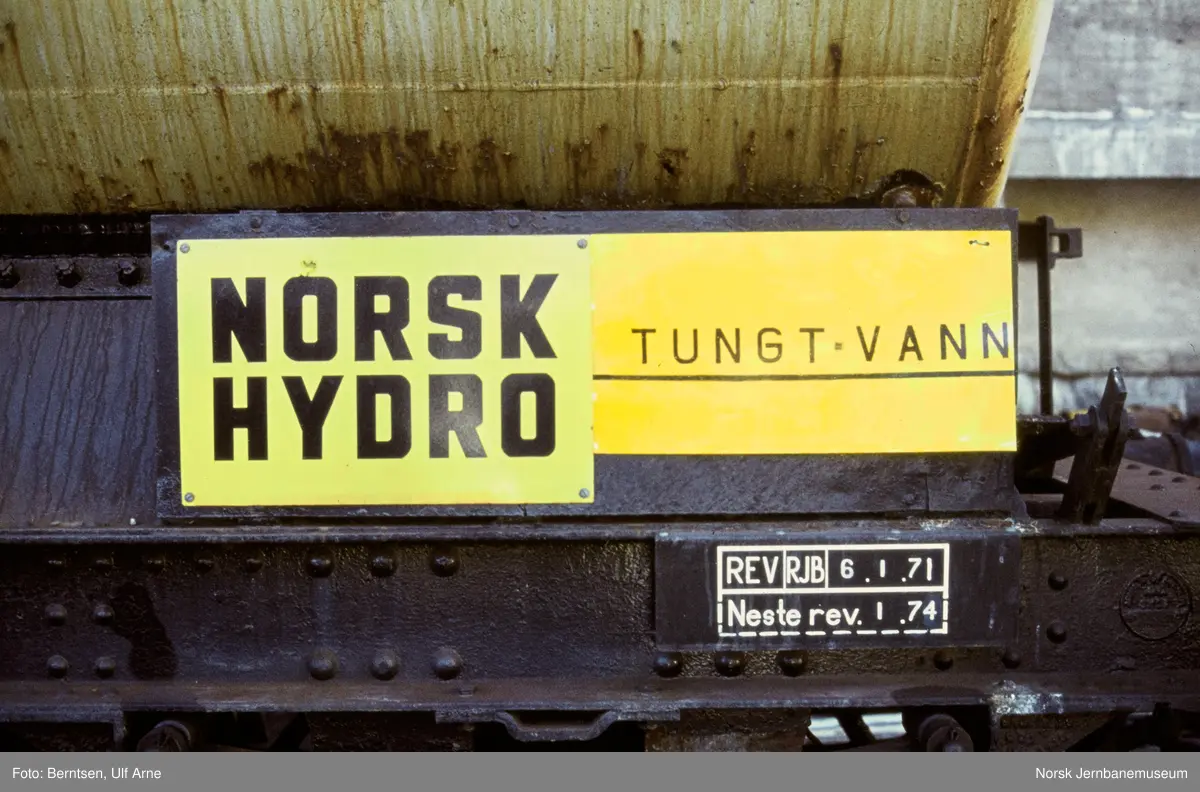 Skilt på en av Rjukanbanens tankvogner for transport av tungtvann ...