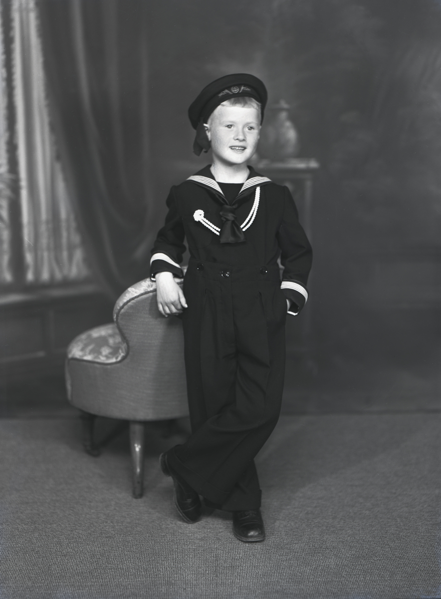 Portrett av gutt i matrosdress. Bestillers navn: Herr Holdt, Veum ...