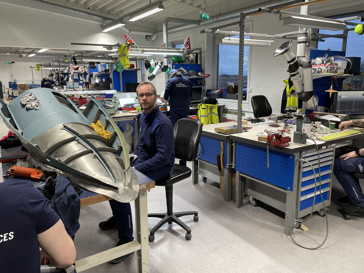 Reparasjon av eksossystem til fly ved strukturverkstedet ved hangar 1 ...