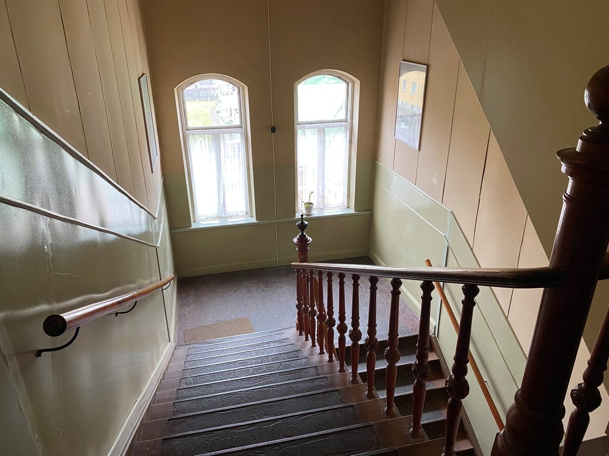 Brf Sockerkyrkan, trapphus, trappa, linoleummatta, svarvad pelare ...