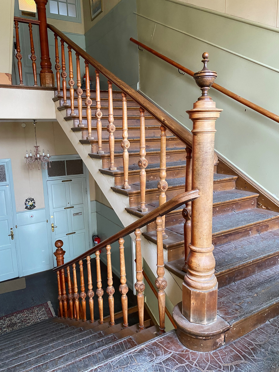 Brf Sockerkyrkan, trapphus, trappa, linoleummatta, svarvad pelare ...