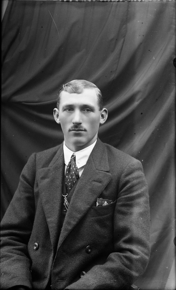 Ateljéporträtt - man, Alunda, Uppland - Upplandsmuseet / DigitaltMuseum