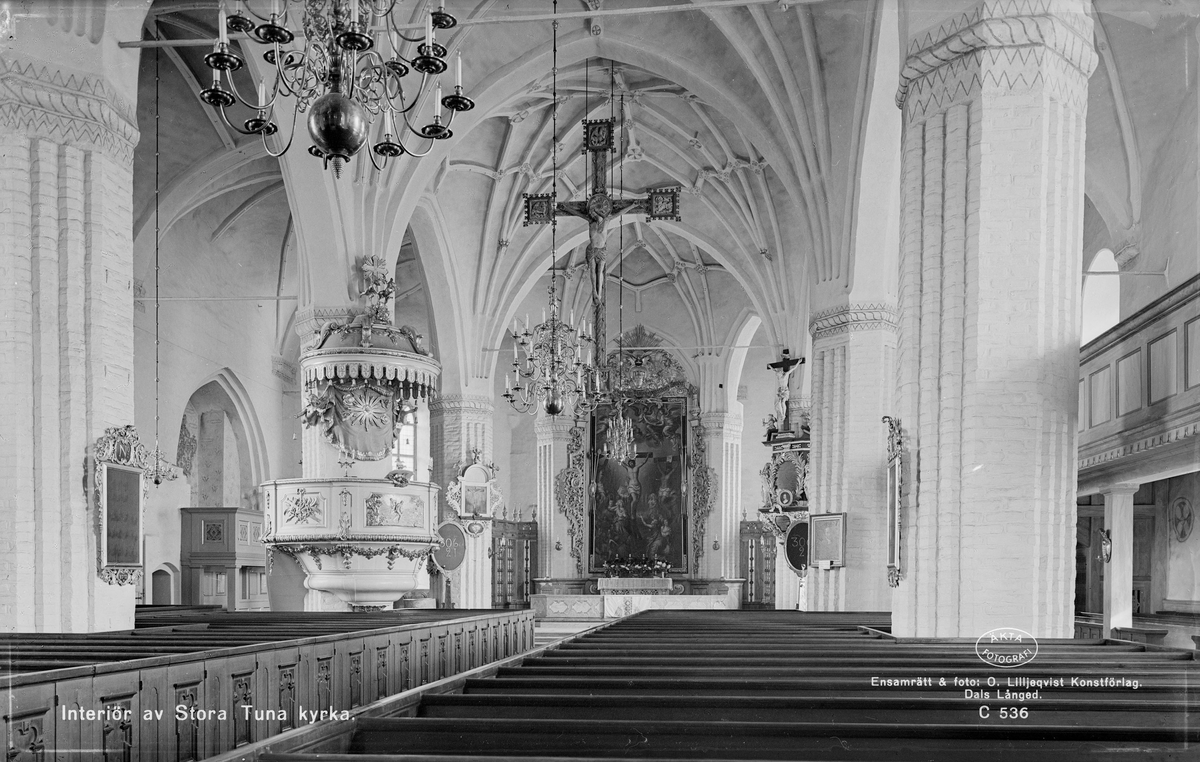 Interiör av Stora Tuna kyrka. Läs mer om Stora Tuna kyrka i boken ...