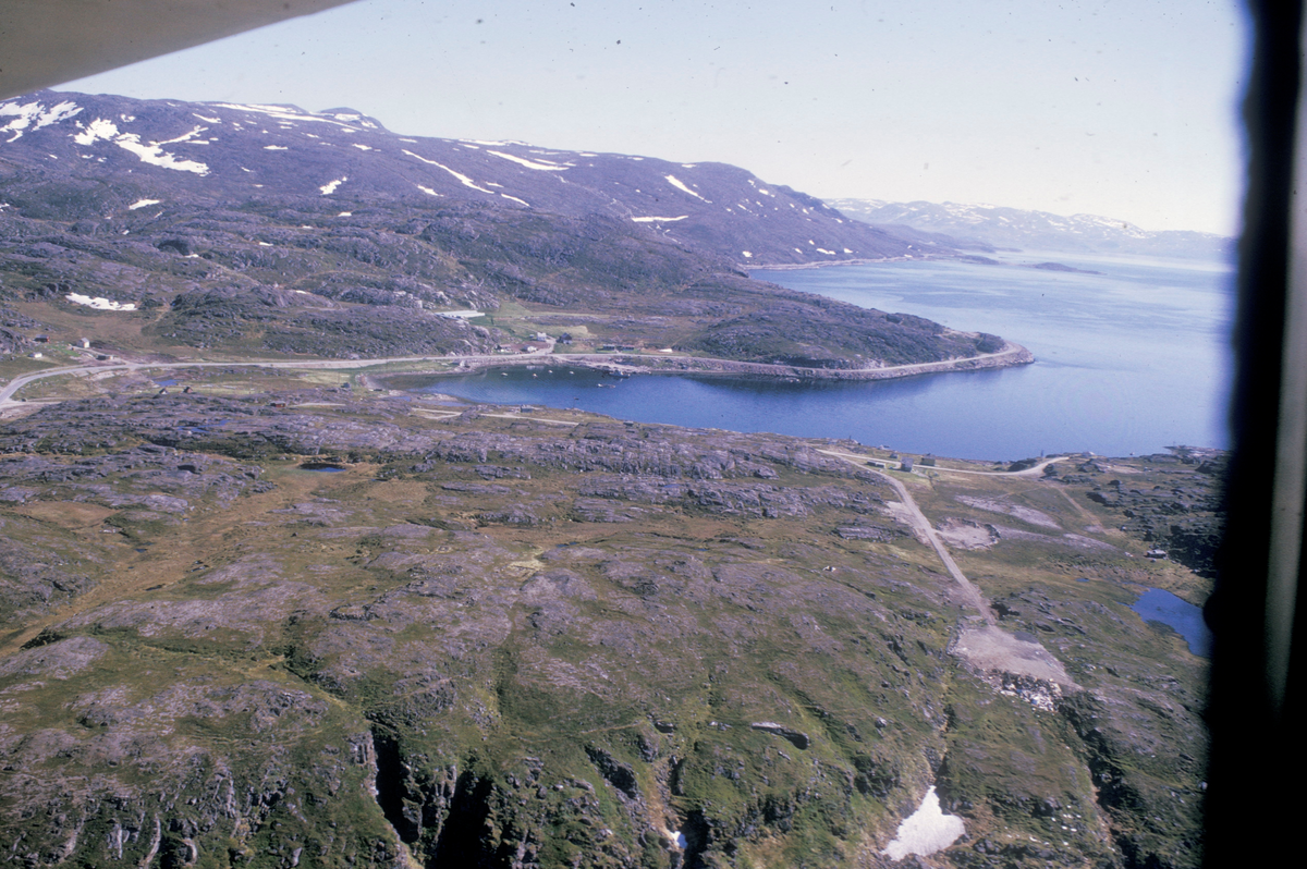 Bildet viser Strømsnes nærmest. Husklyngen i midten av bildet, er i ...