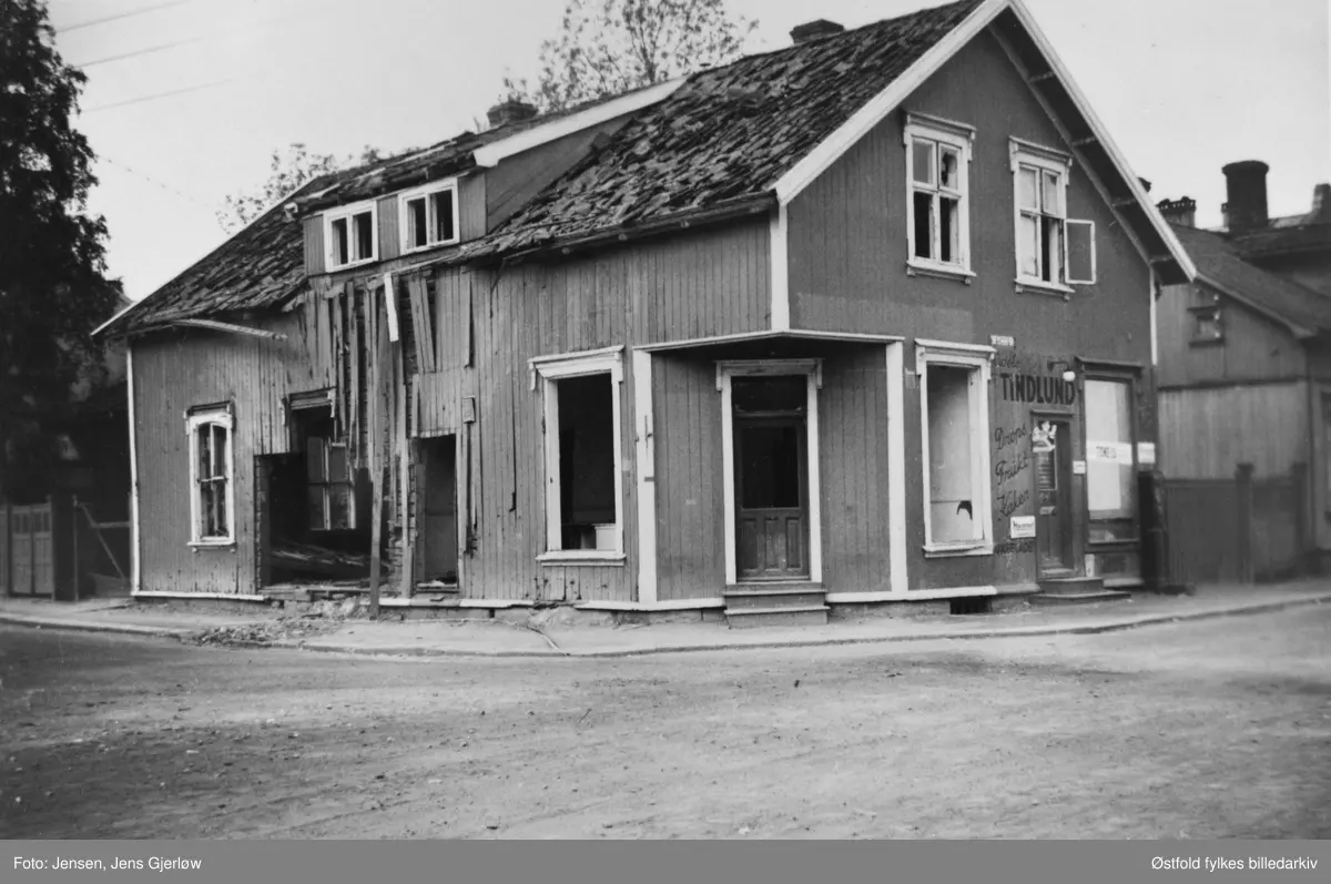 Resultat av tysk fly-bombing i Fredrikstad 9. april 1940. Skader på ...