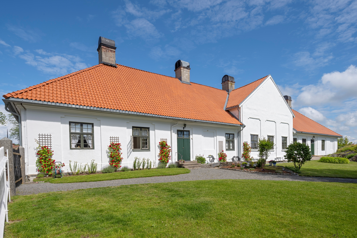 Larvik hospital, fotografert fra sørvest en sommerdag i 2024 ...