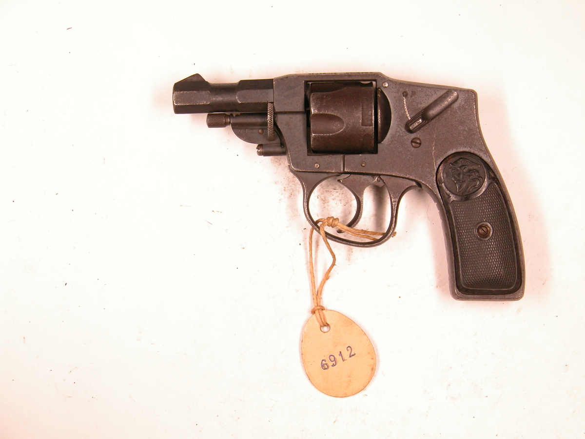 Revolver 7,65 mm Arminius -#N# Forsvarets museer /#N# DigitaltMuseum