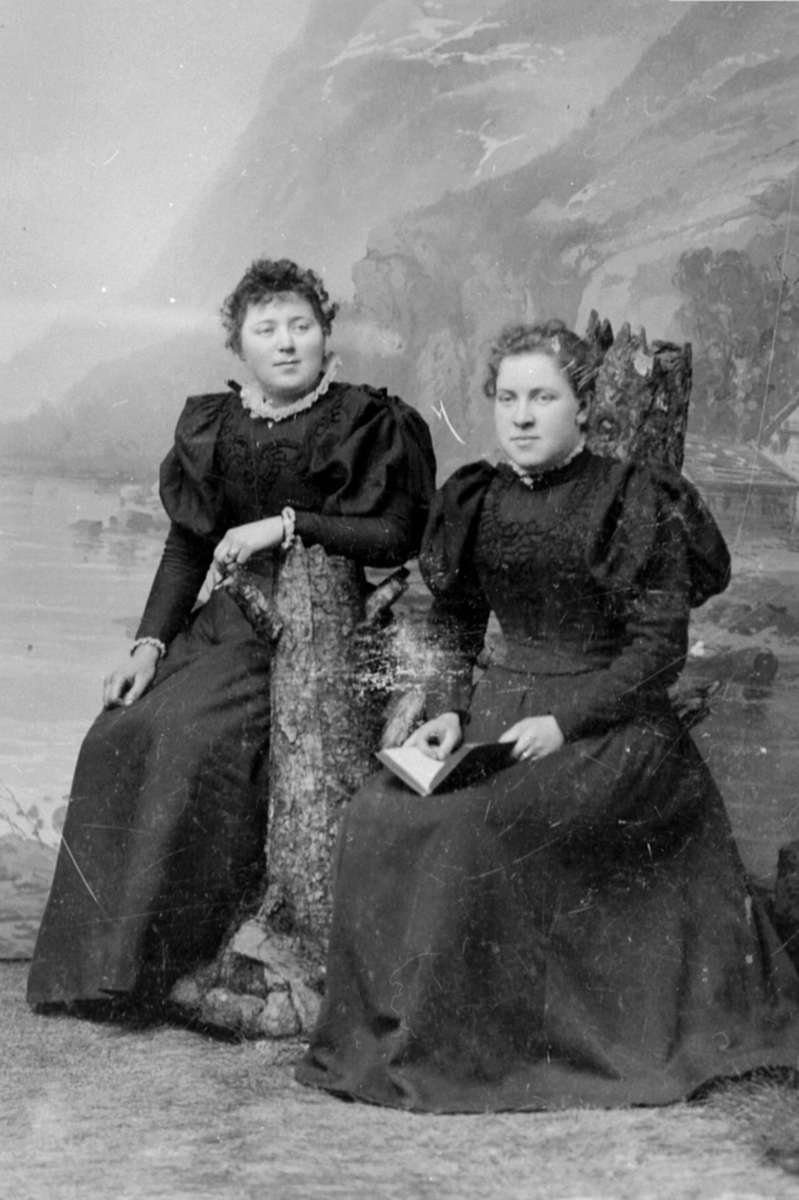 Ringsaker, Næroset, Emma Olsen født Bakken(1879-1971), Julie Tangen ...