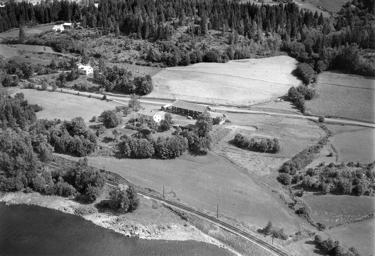 Stange, Strandlykkja, flyfoto, Mostue nedre gård. gammelt gjestgiveri ...