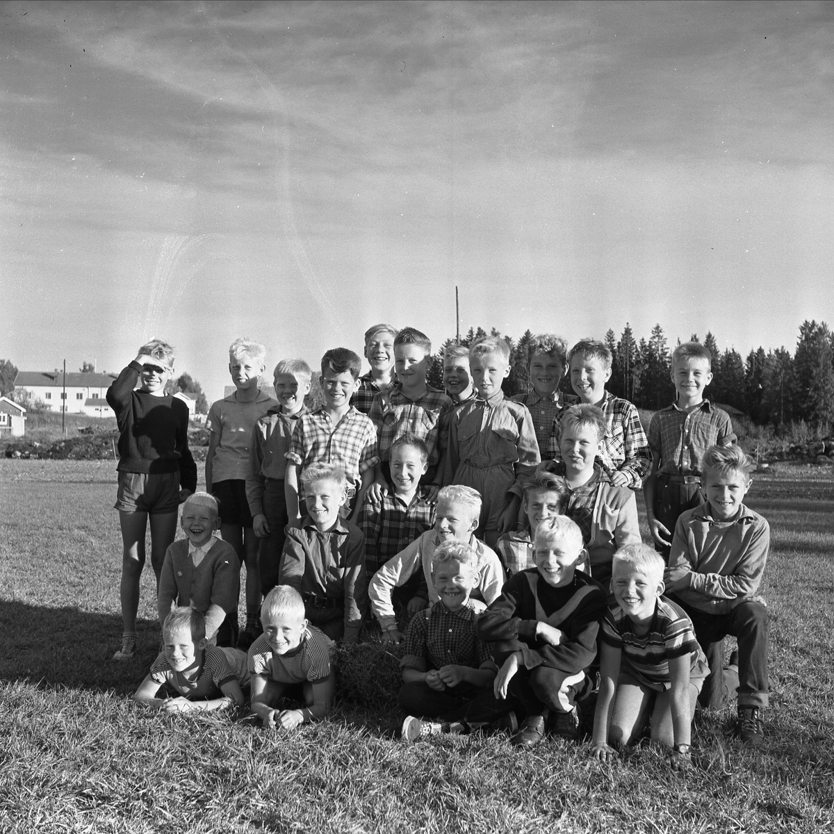 LØTEN SENTRALIDRETTSPLASSEN, GRUPPE BARN SOM PLUKKER UGRESS. TORE ...