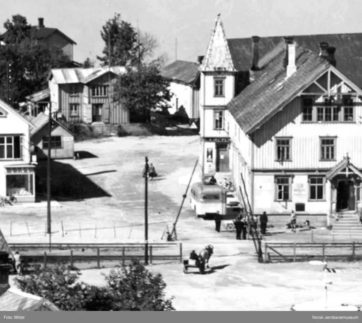 Oversiktsbilde over Mo i Rana med planovergangen - Norsk Jernbanemuseum ...