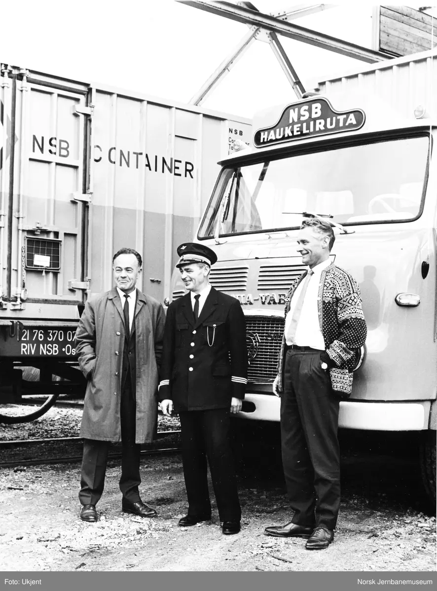 Lastebil fra NSB Haukeliruta ved containervogn - Norsk Jernbanemuseum ...