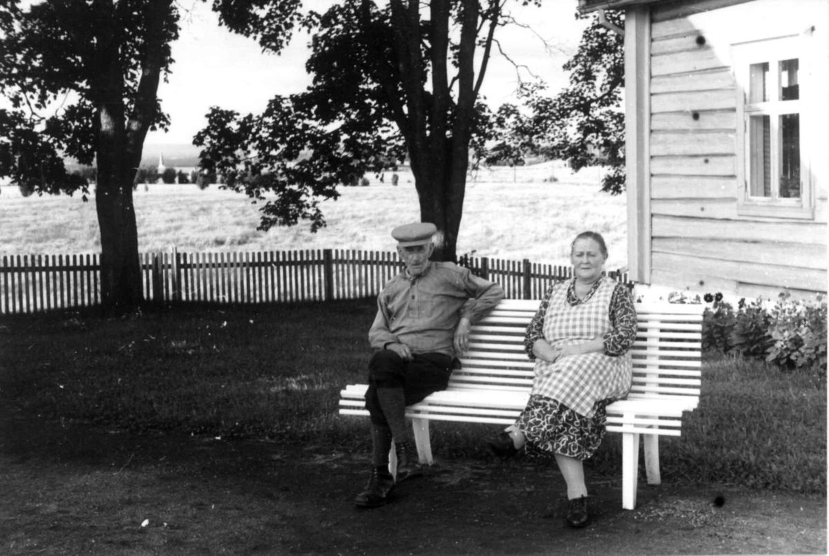 Busvold, Stange, Hedmark. Føderådsbygning fra hagen, Birger og Sigrid ...