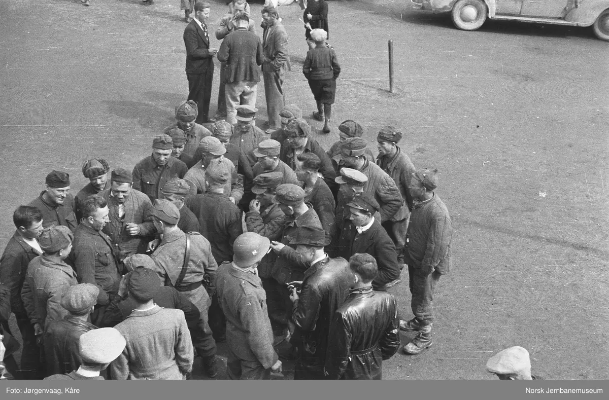 Folkemengde på Grong stasjon ved norske soldaters hjemkomst fra Sverige ...